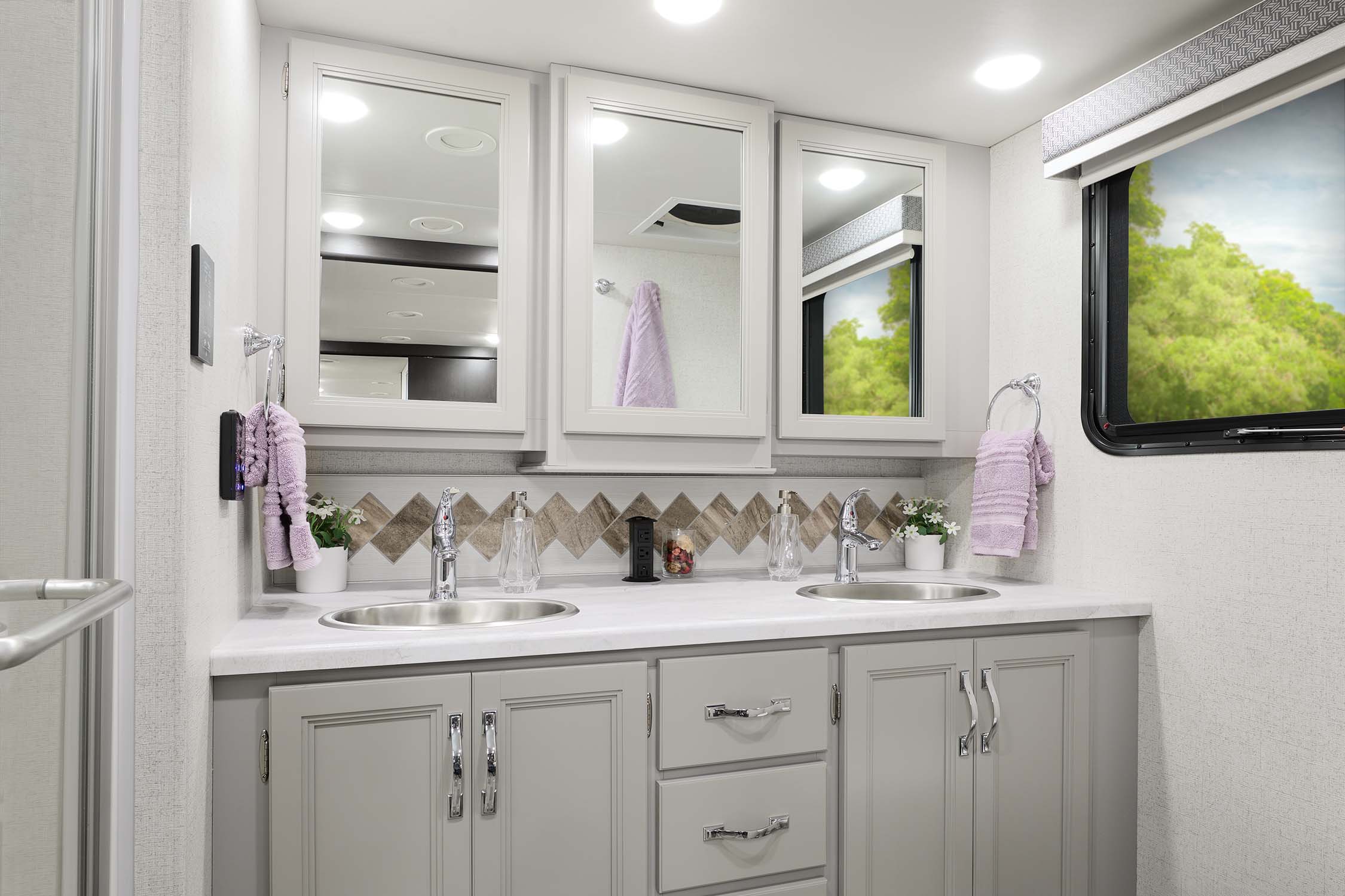 Thor Palazzo GT Class A Diesel Motorhome - Thor Motor Coach