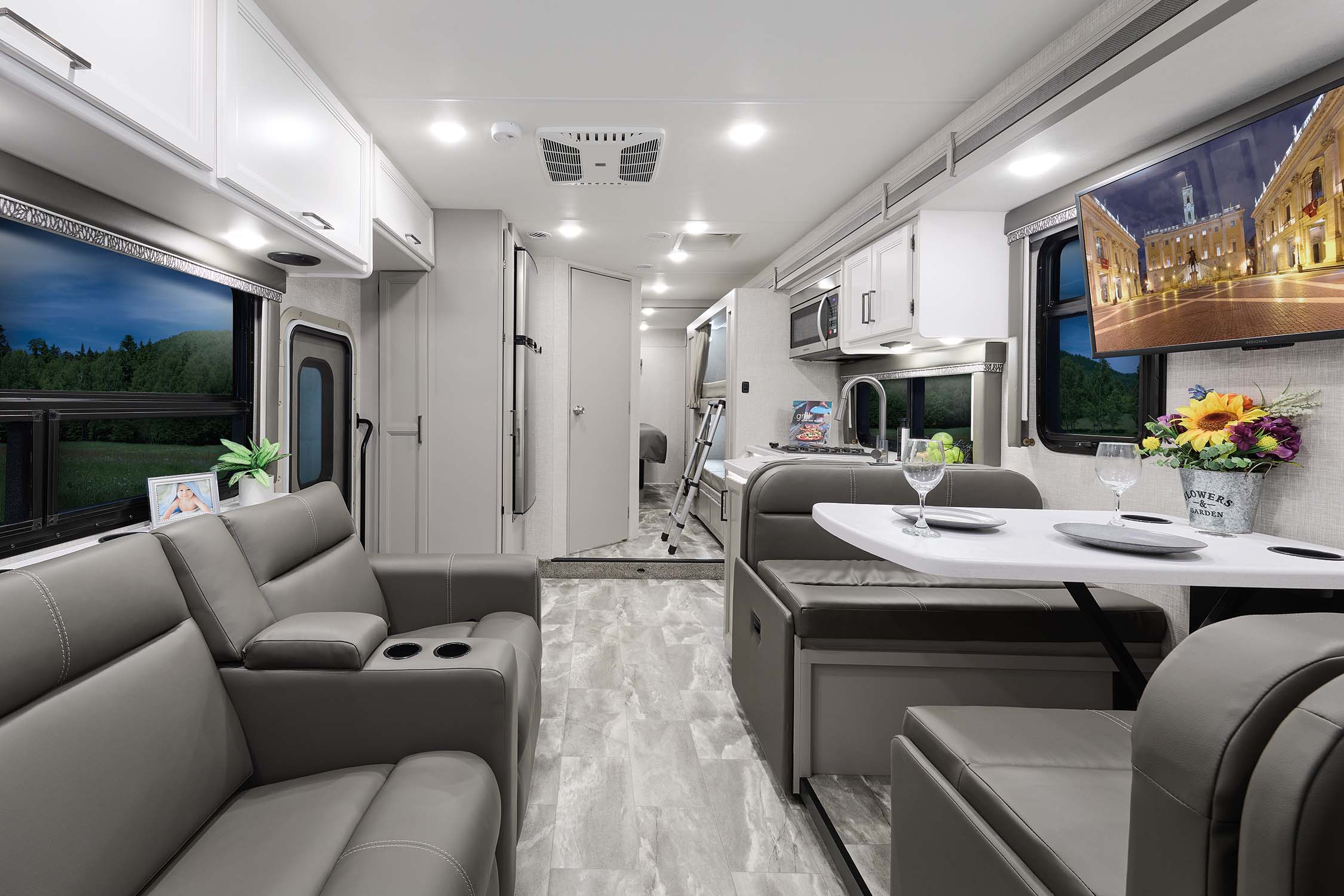 Thor Quantum Class C Motorhomes - Thor Motor Coach