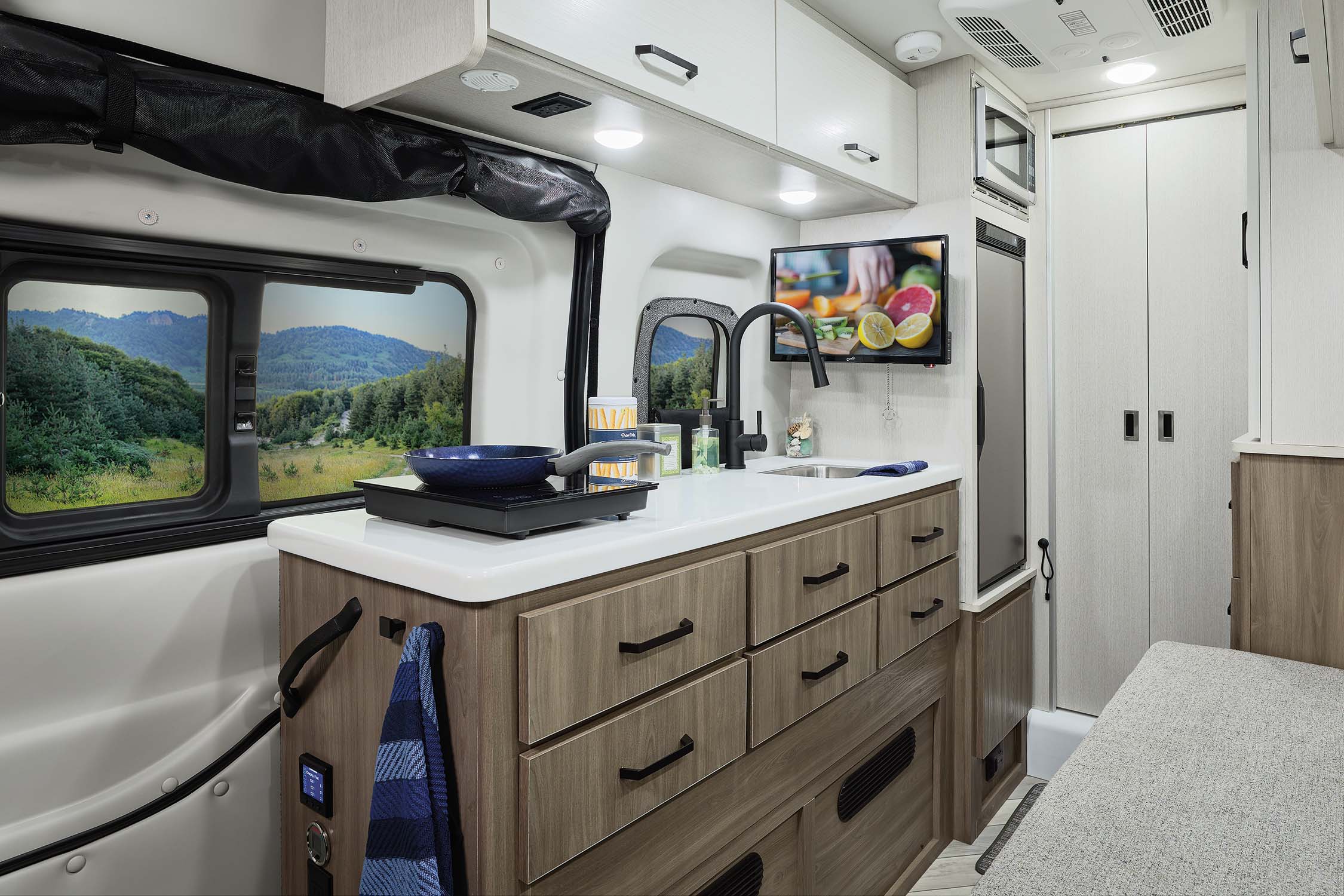 Thor Palladium Ford Transit® Class B Van - Thor Motor Coach